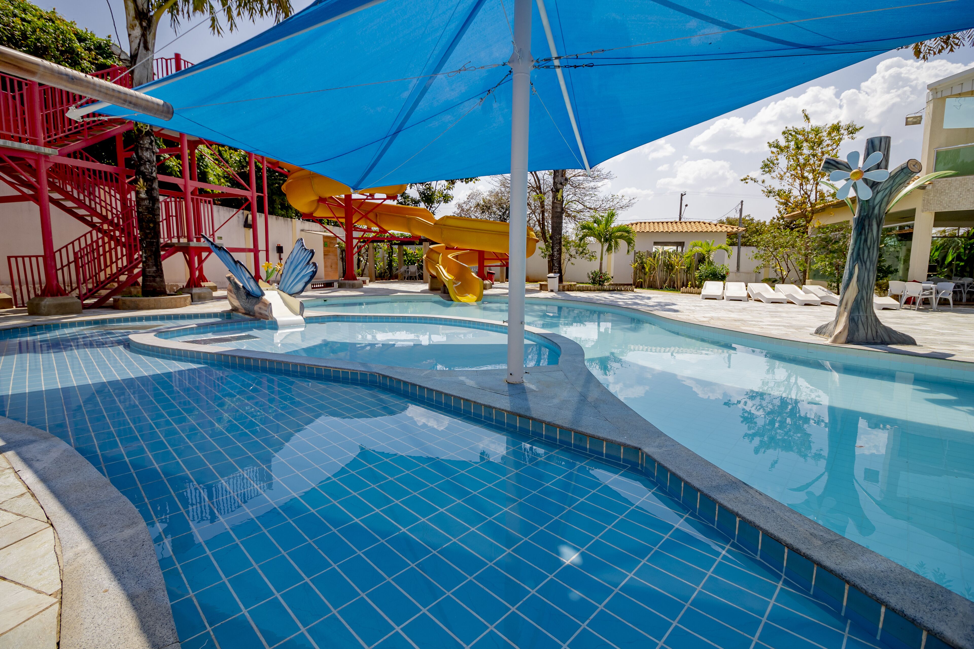 3 piscinas externas, guarda-sóis, espreguiçadeiras