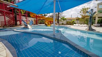 3 piscinas exteriores, guarda-sóis, espreguiçadeiras