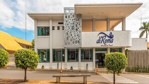 Um edifício moderno com uma placa que diz "diRoma International Resort".