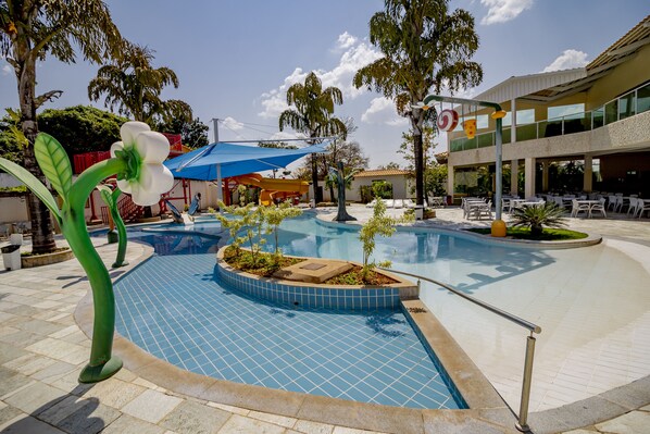 3 piscinas exteriores, guarda-sóis, espreguiçadeiras 