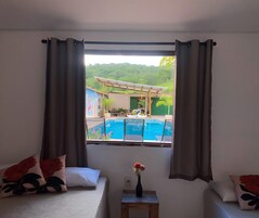 Suíte família, vista para a piscina | Roupas de cama antialérgicas, escrivaninha