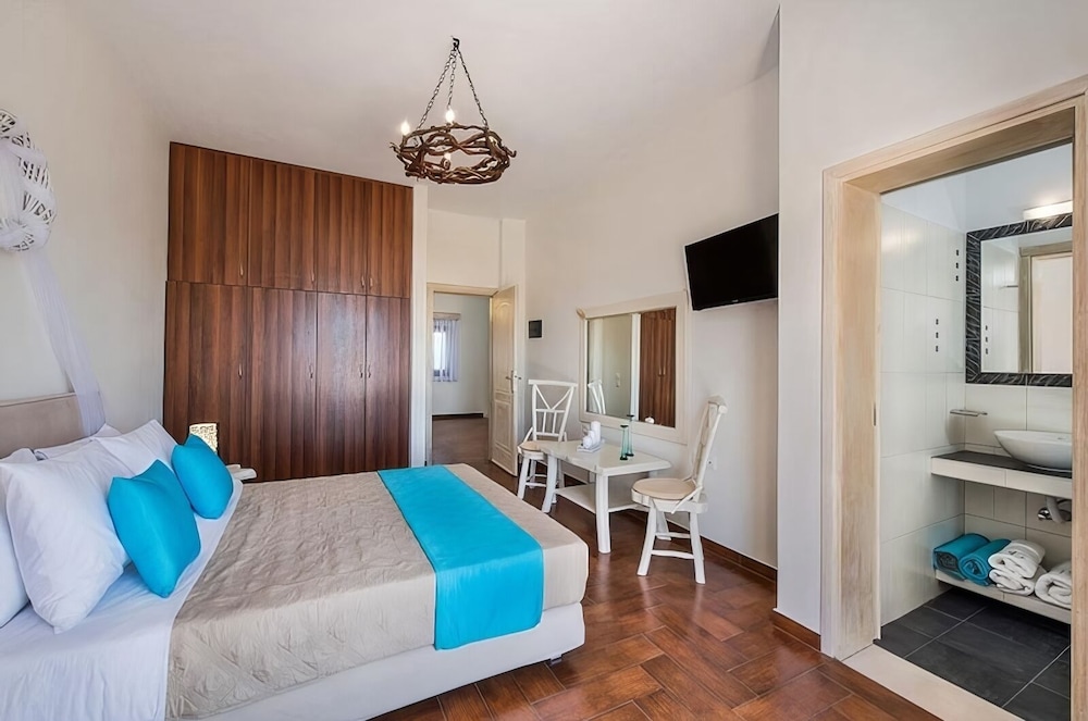 Summerhouse Collection With Jacuzzi In 2k M² Plot In Santorini Perissa Beach - Santorini