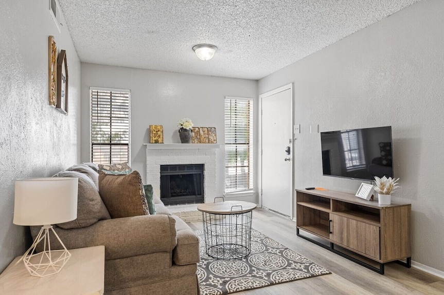 Simplicity And Convenience! Pool View W. Balcony! - Richardson, TX