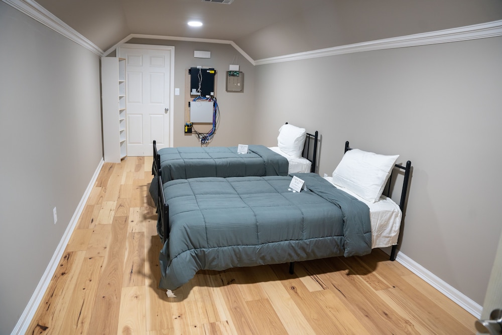 Lakefront Retreat W/ Guest House - LaGrange, GA