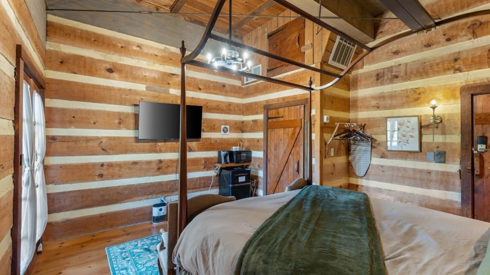 Cozy Retreat | Balcony Views | Trails, Koi Pond & Firepit - Townsend, TN