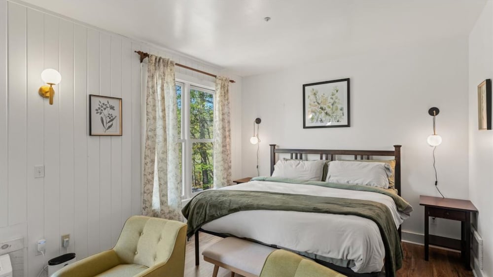Romantic King Studio | Tree Views | Balcony + Trails - Townsend, TN