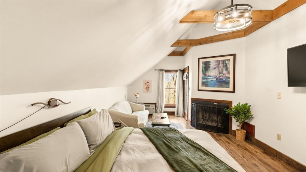Waterfall Views! • Private Balcony • Fireplace • King Bed - Townsend, TN