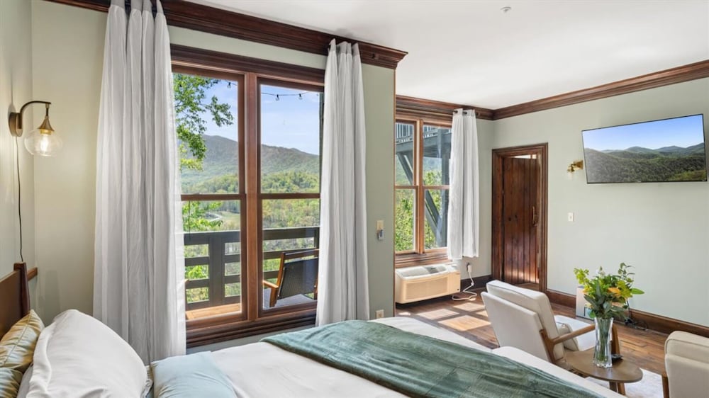 Romantic Suite | Mountain Views! | King Bed - Townsend, TN