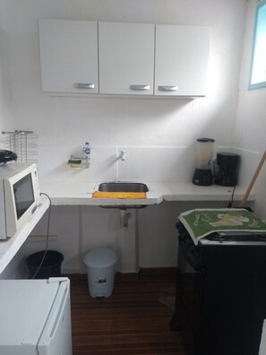 Suite Económica, 1 quarto, fumadores, casa de banho privativa | Cozinha privada | Utensílios de cozinha 