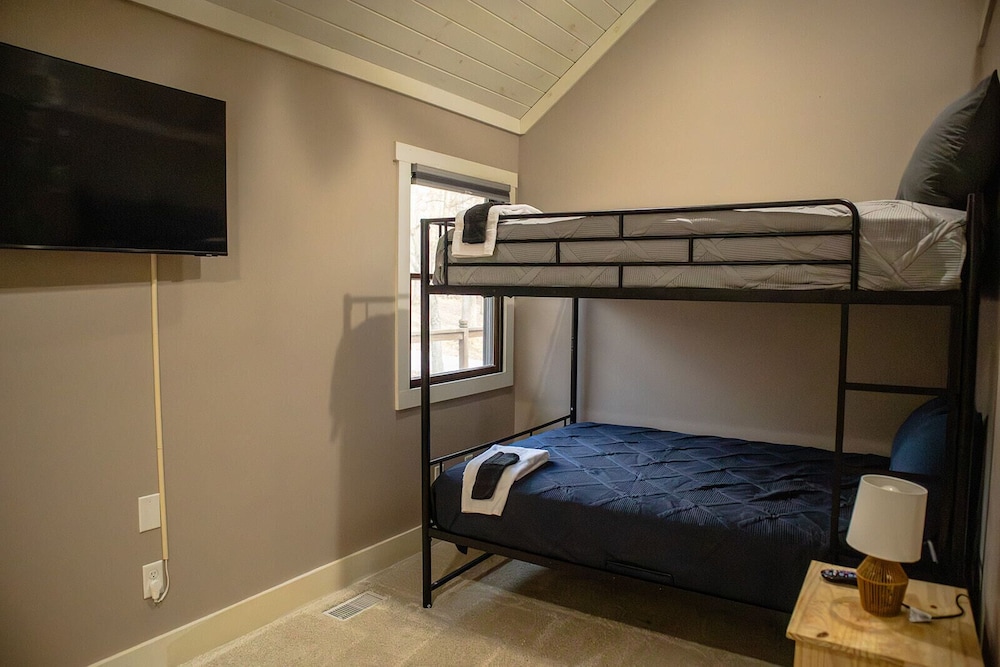 Secluded Cabins On Private Stocked Pond Hot Tub. Ping Pong. Arcade. Master Suite - Buckeye Lake, OH