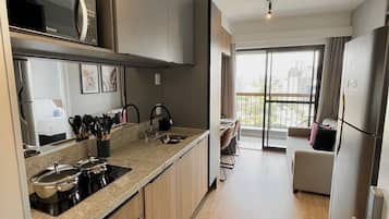 Quarto Duplo Comfort | Cozinha privada | Um frigorífico/congelador grande, um micro-ondas, uma placa de cozinha