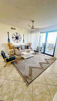 Apartamento, várias camas (Navarre Towers 104) | Sala de estar | Televisor 