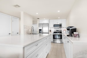 Apartamento em Condomínio Fechado, 1 cama king-size e sofá-cama (Santa Rosa Dunes 425) | Cozinha privada | Um forno, uma torradeira, Rolo de cozinha 