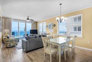 Condo, várias camas (Summerwind Center 704) | Área de estar | TV