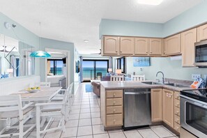 Condo, várias camas (Sundunes 134) | Cozinha privada | Fogão, torradeira, toalhas de papel
