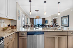 Condo, várias camas (Inn At Summerwind 701) | Cozinha privada | Fogão, torradeira, toalhas de papel