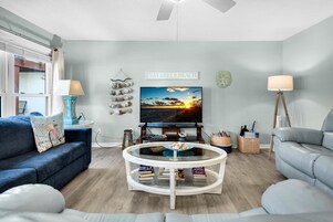 Apartamento em Condomínio Fechado, várias camas (Beachview 101- Beaches and MoonBeams) | Sala de estar | Televisor 