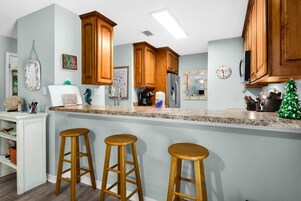 Apartamento em Condomínio Fechado, várias camas (Beachview 101- Beaches and MoonBeams) | Cozinha privada | Um forno, uma torradeira, Rolo de cozinha 