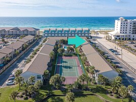 Apartamento em Condomínio Fechado, várias camas (Beachview 101- Beaches and MoonBeams) | Recinto desportivo