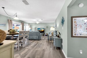 Apartamento em Condomínio Fechado, várias camas (Beachview 101- Beaches and MoonBeams) | Interior