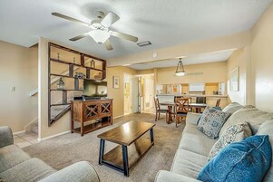 Casa, várias camas (Sugar Beach D-13) | Área de estar | TV