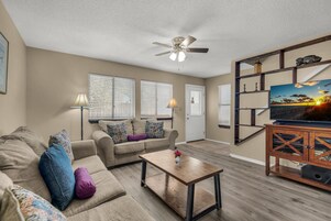 Casa, várias camas (Sugar Beach D-13) | Área de estar | TV