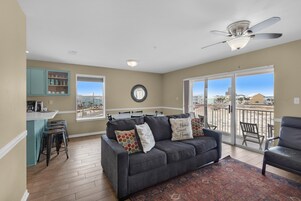 Apartamento em Condomínio Fechado, várias camas (Sunset Harbor Villas 431) | Sala de estar | Televisor 