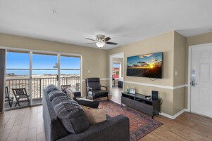 Apartamento em Condomínio Fechado, várias camas (Sunset Harbor Villas 431) | Sala de estar | Televisor 