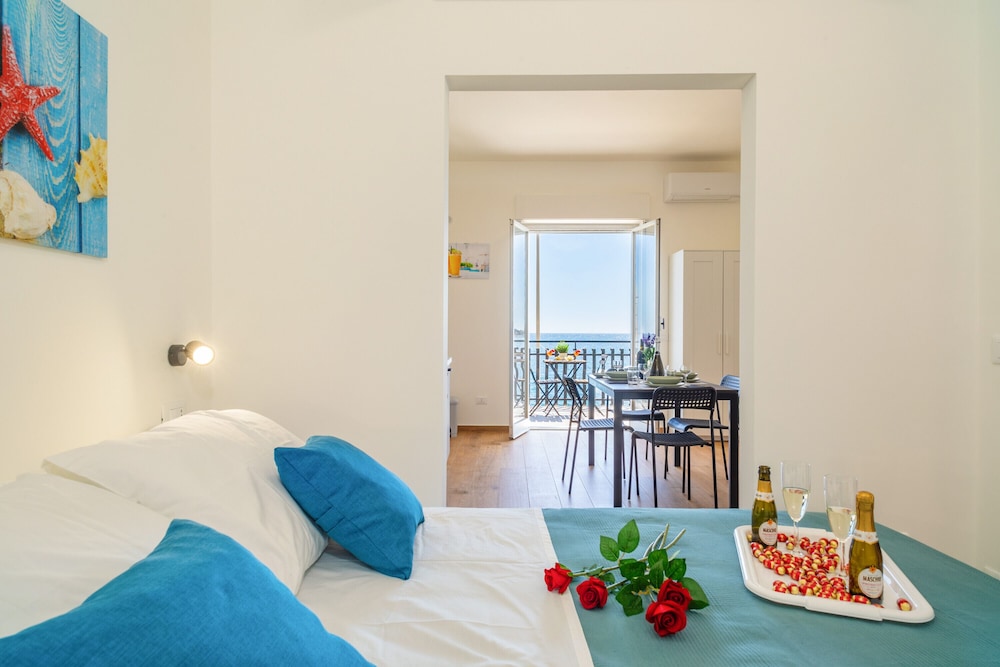 Holiday Apartment "Il Fronte Mare Di Naxos Luxury Home" With Sea View, Balcony & Wi-fi - 타오르미나