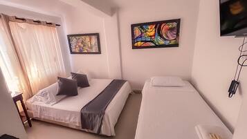 Quarto triplo standard, vista para a cidade | Ferros/tábuas de passar roupa, Wi-Fi de cortesia, roupa de cama