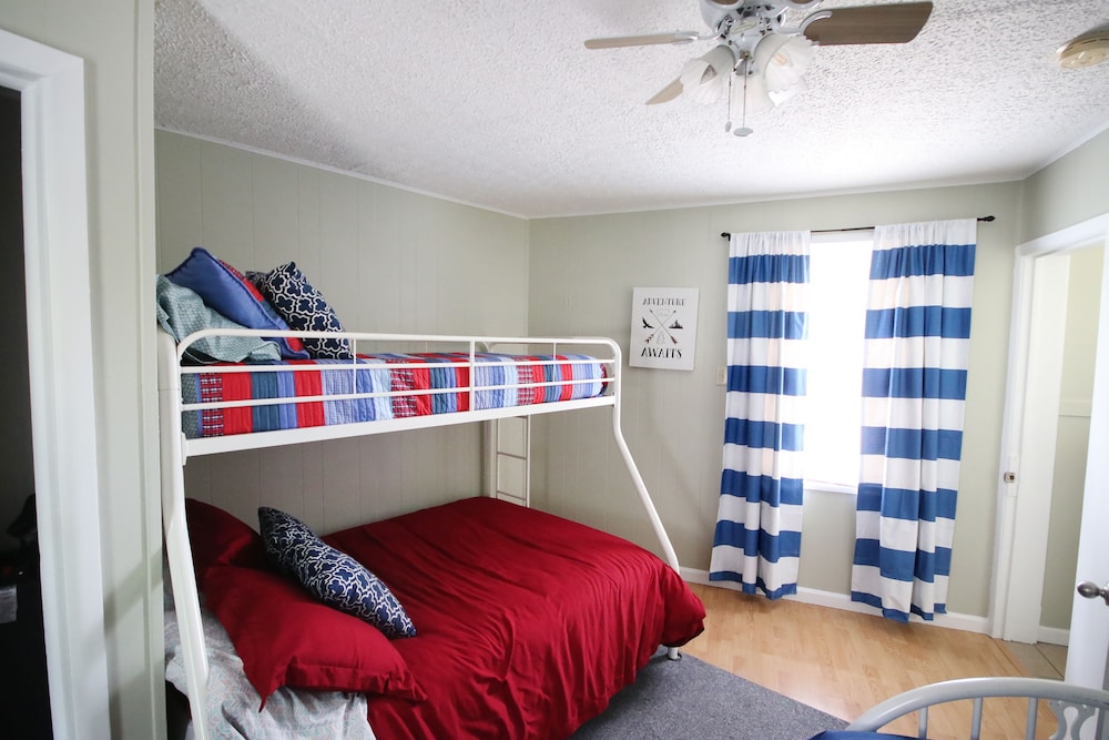 Cozy 2-bedroom Bungalow In Peaceful Coloma, Close To Beaches - Lake Michigan Beach, MI