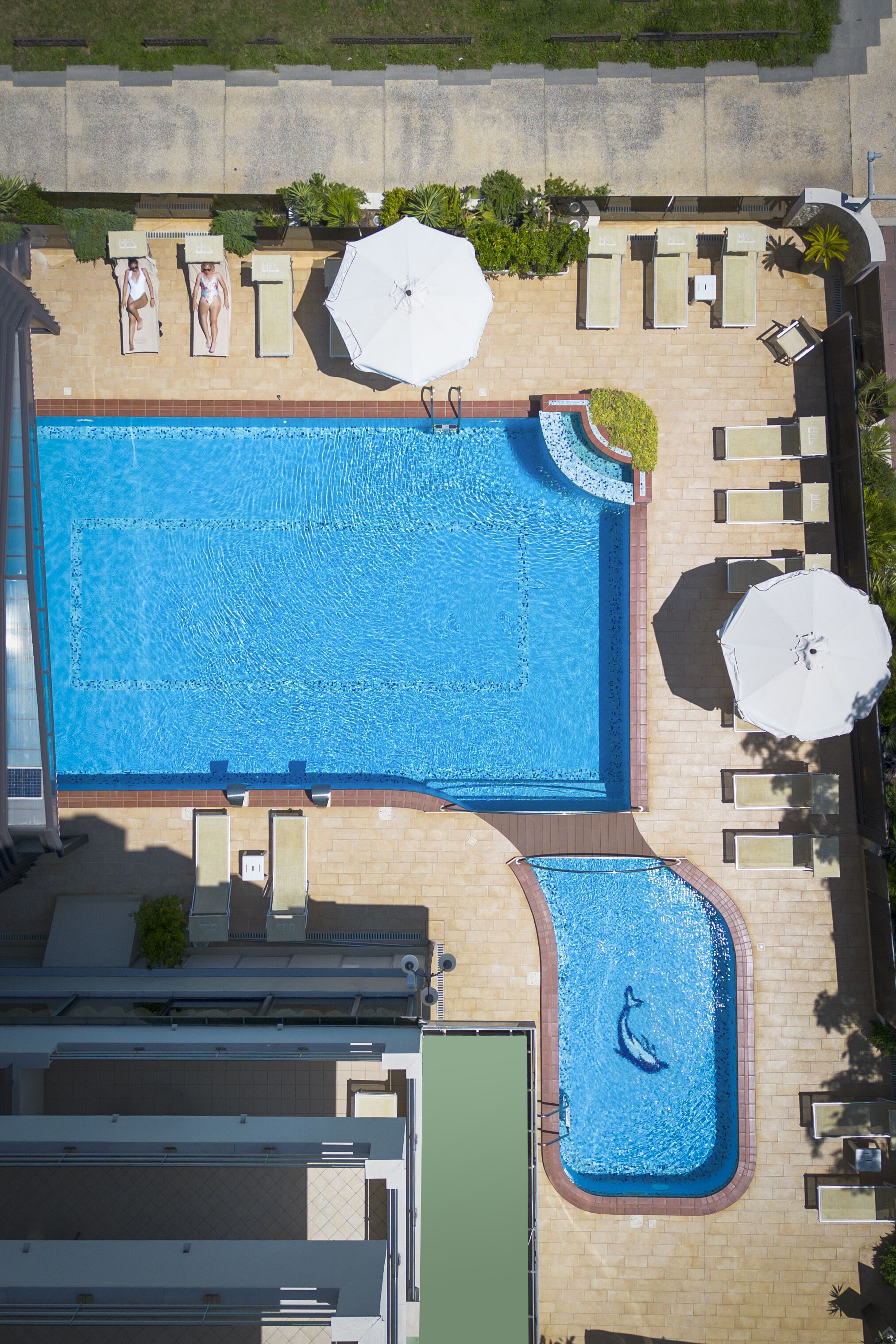 Piscina exterior sazonal, guarda-sóis, espreguiçadeiras 