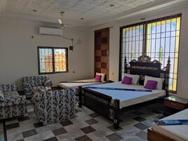 Quartos insonorizados, ferro/tábua de engomar, Wi-fi grátis 