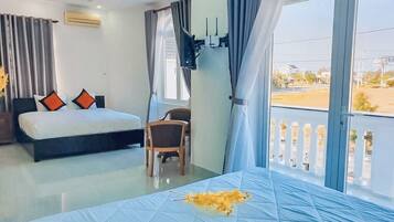 Quarto Quádruplo Familiar, 2 camas queen-size, vista para o jardim | Secretária, Wi-fi grátis, roupa de cama fornecida