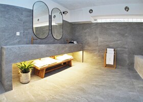 Apartamento conforto | Banheiro | Chuveiro, chuveiro com efeito de chuva, produtos de toalete de grife 