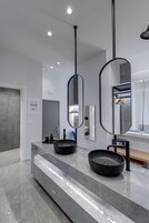 Quarto casal luxo, 1 cama Queen, vista para a cidade | Roupas de cama antialérgicas, camas com colchões pillow-top