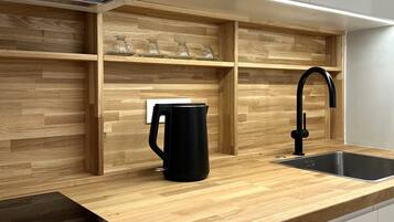 Apartamento Executivo | Cozinha privada | Minifrigorífico, um micro-ondas, uma placa de cozinha