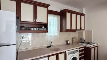 Apartamento Básico | Cozinha privada | Um frigorífico/congelador grande, uma placa de cozinha