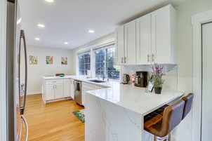 Casa (4 Bedrooms) | Cozinha privada | Um micro-ondas, um forno, uma placa de cozinha 