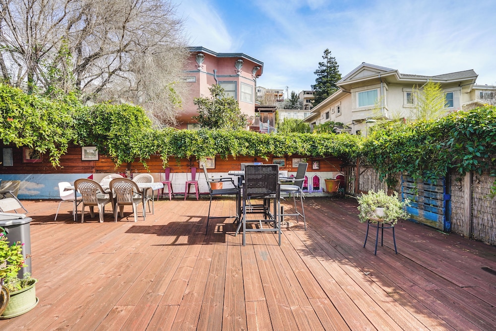 Pet-friendly Apartment: 1 Mi To Lake Merritt! - Oakland, CA