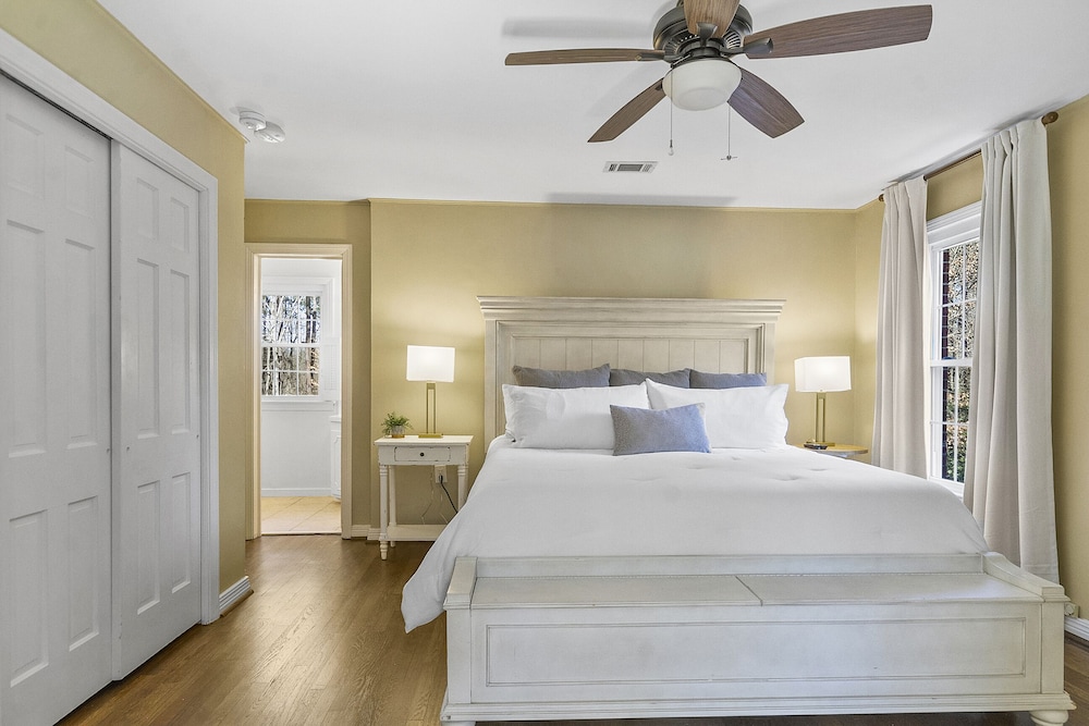 The Saban Of Sherwood With A Pool Located 0.9 Miles From Bryant Denny Stadium - Tuscaloosa, AL