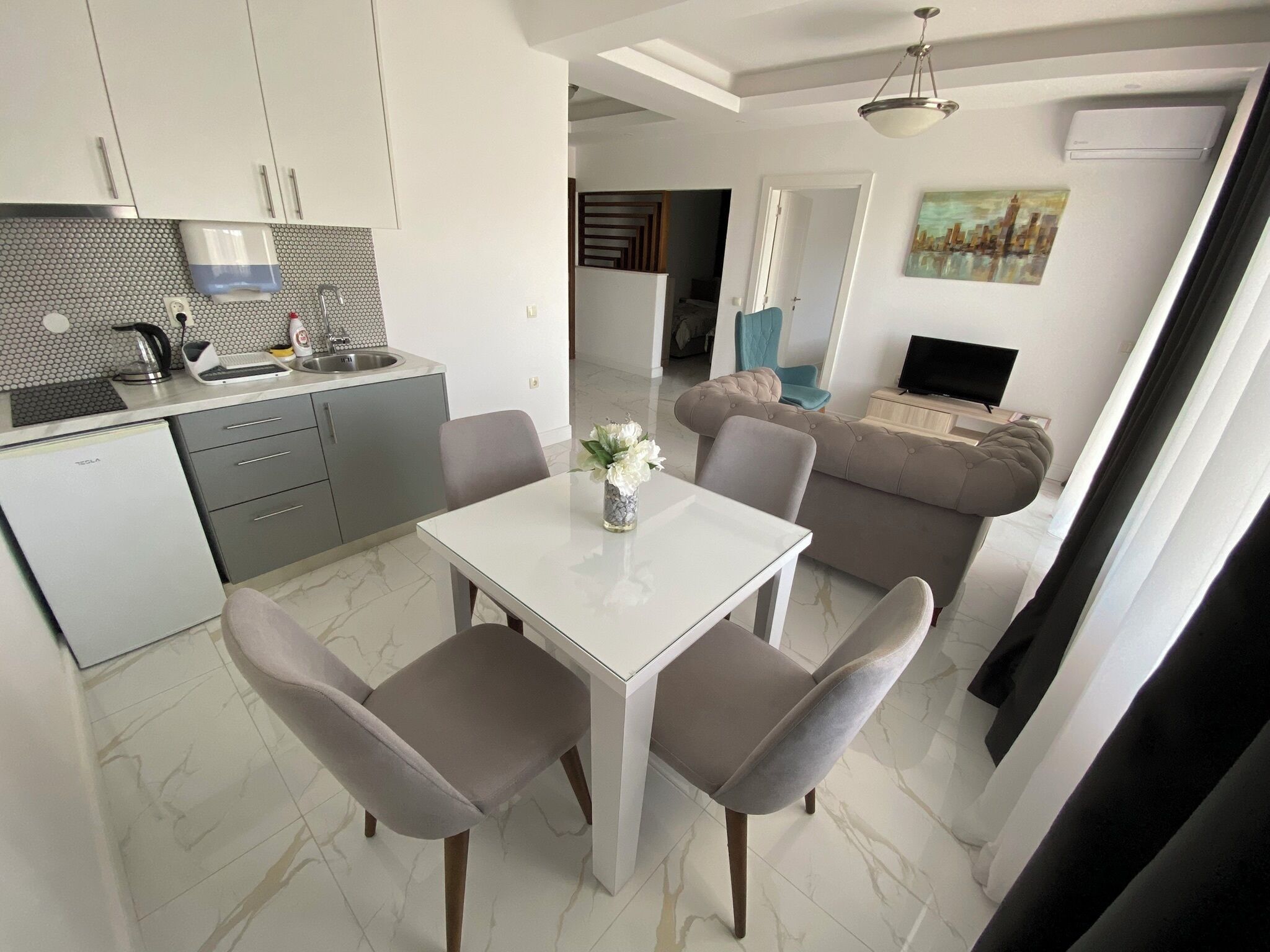 Apartamento família, cozinha americana, vista para o jardim | Cozinha americana privada | Chaleira elétrica, toalhas de papel