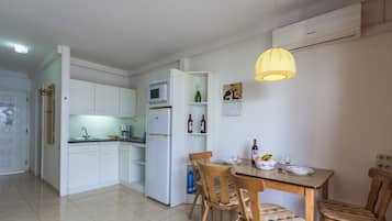 Apartamento Standard | Cozinha privada | Minifrigorífico, uma chaleira elétrica