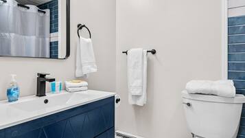 Quarto Standard, 1 cama queen-size | Casa de banho | Um chuveiro fixo, produtos de higiene exclusivos, um secador de cabelo