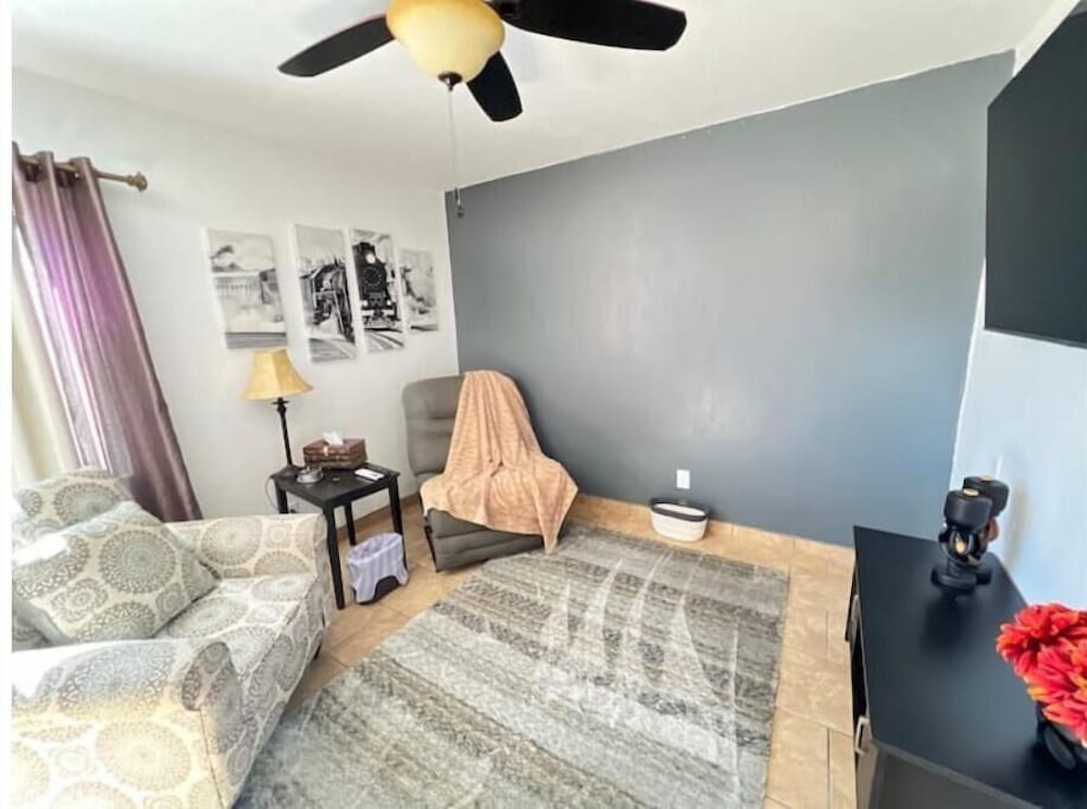2nd Floor 1-bdrm Apartment W/full Kitchen And Amenities– Ideal For Long Stays - Las Cruces, NM