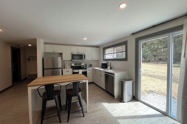 Apartamento premium | Cozinha privada | Micro-ondas em uma área comum, chaleira elétrica