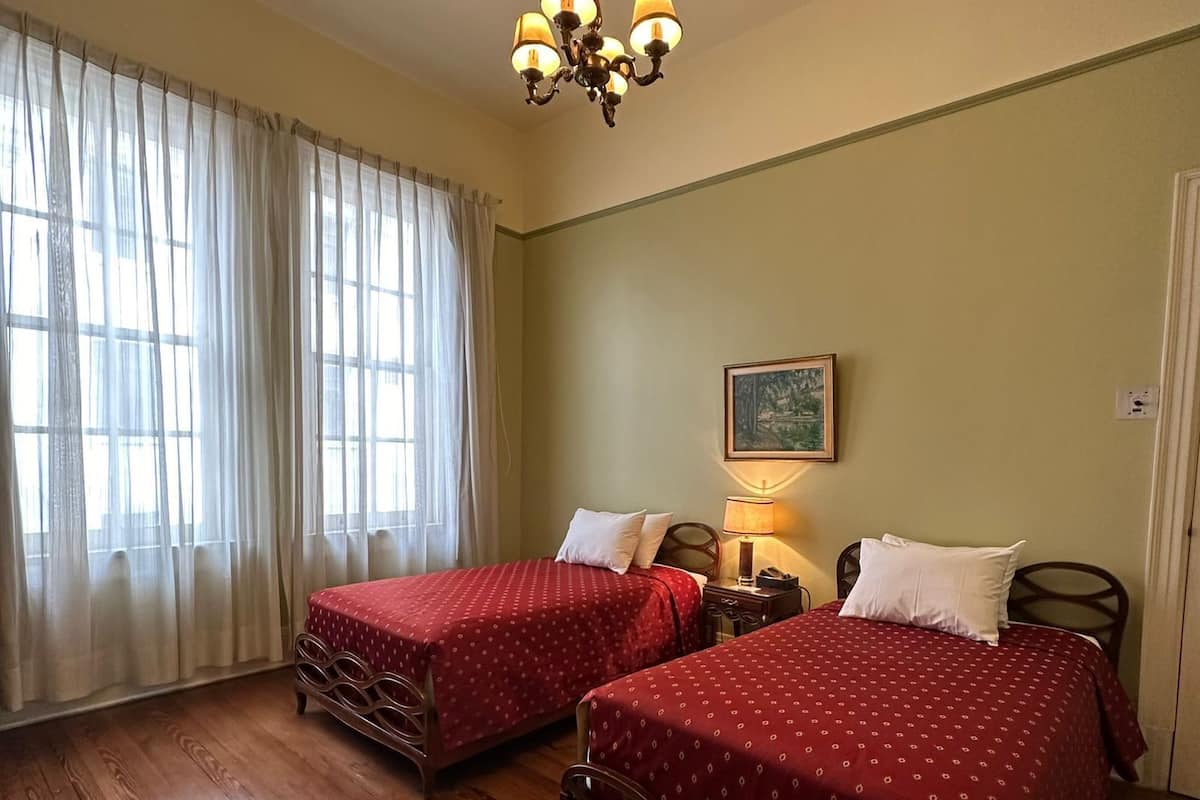 Quarto Twin Clássico | 1 quarto, com decoração personalizada, com mobília individualizada