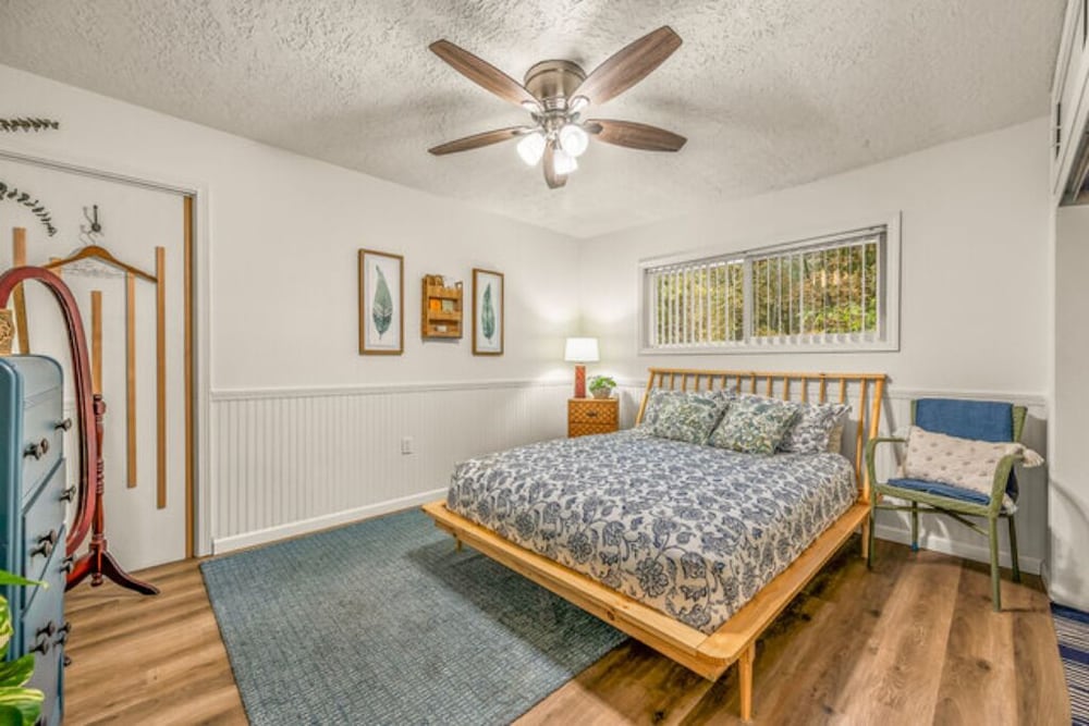 Spacious Colorful Family Friendly Cottage W/ Two Kitchens - Unique Northwest Vacation Rentals - Flathead Lake, Cathlamet