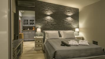 Suite-Estúdio Deluxe, 1 cama queen-size, vista parcial para o mar, junto à piscina | Lençóis de algodão egípcio, roupa de alta qualidade