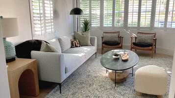 Casa, várias camas (Northwood Haven) | Sala de estar